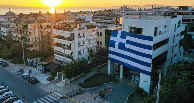 Το Δημαρχείο Γλυφάδας "ντύθηκε" με την ελληνική σημαία - Γλυφάδα ...