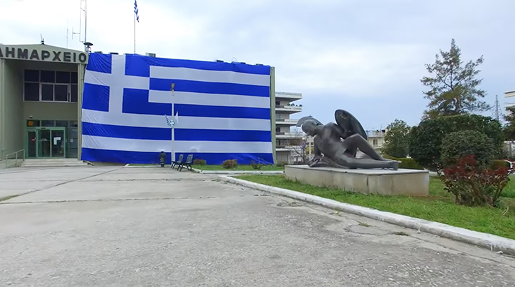 Ελληνικό - Αργυρούπολη: Η πρόσοψη του Δημαρχείου καλύφθηκε με την ...