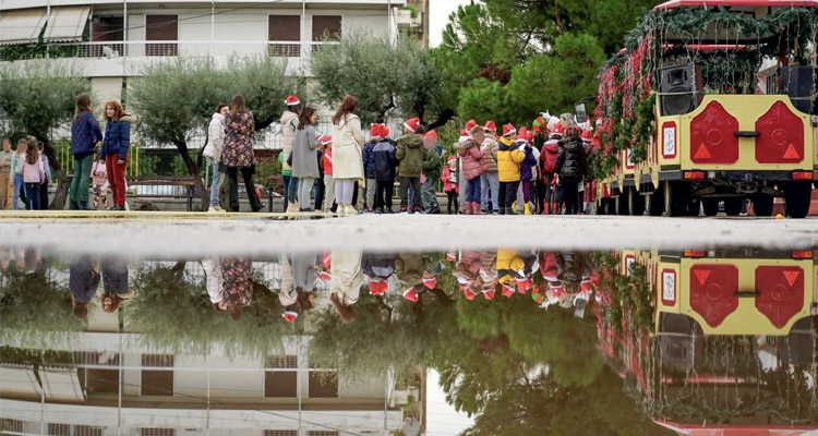 Το τρενάκι του Δήμου Γλυφάδας μοίρασε τυπωμένα Κάλαντα και σκουφάκια ...